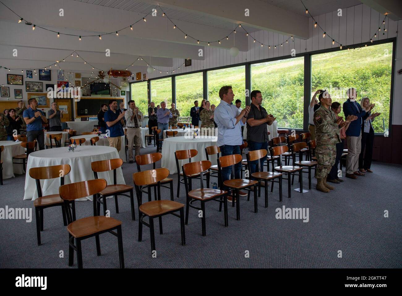 Le colonel John Oberst prend sa retraite de son service militaire après ...