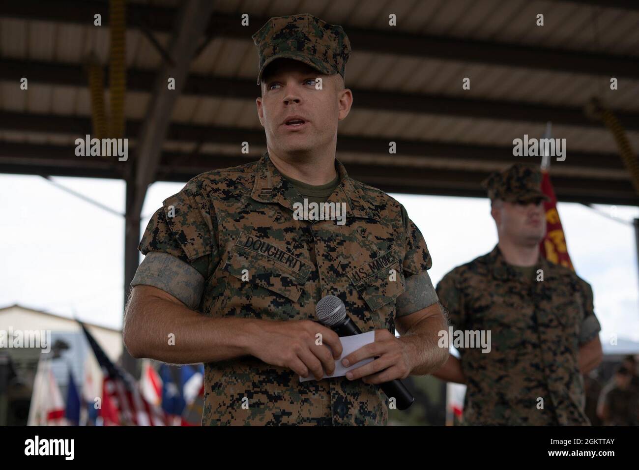 Le capitaine Mark R. Dougherty, commandant de la compagnie, combat ...