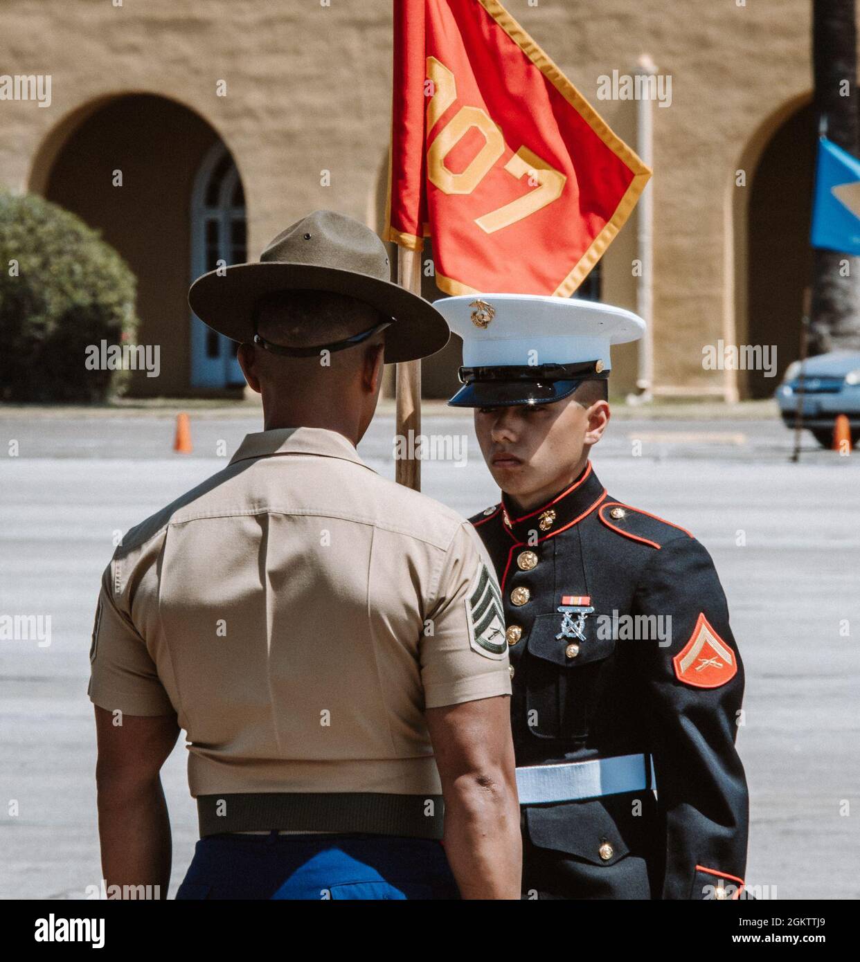 Caporal de lance du corps des Marines des États-Unis Troy M. Bergquist transfère le guide à son ...