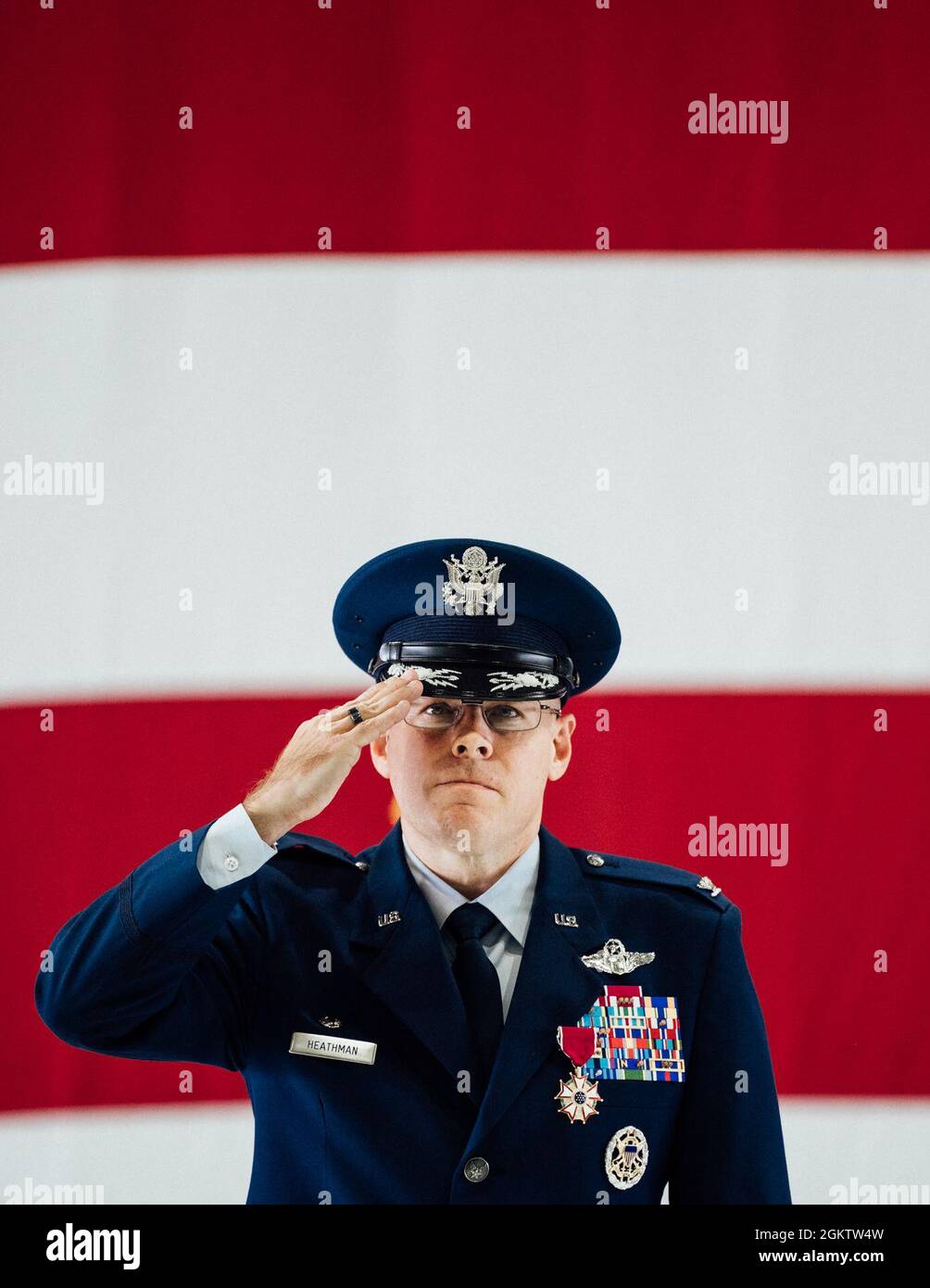Le colonel Scot Heathman, commandant sortant de la 375e Escadre de la ...