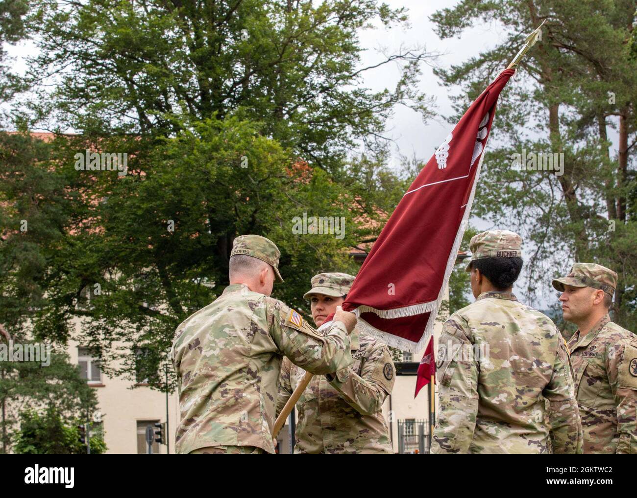 Le lieutenant-colonel Casey Wilson de l'armée américaine reçoit les ...