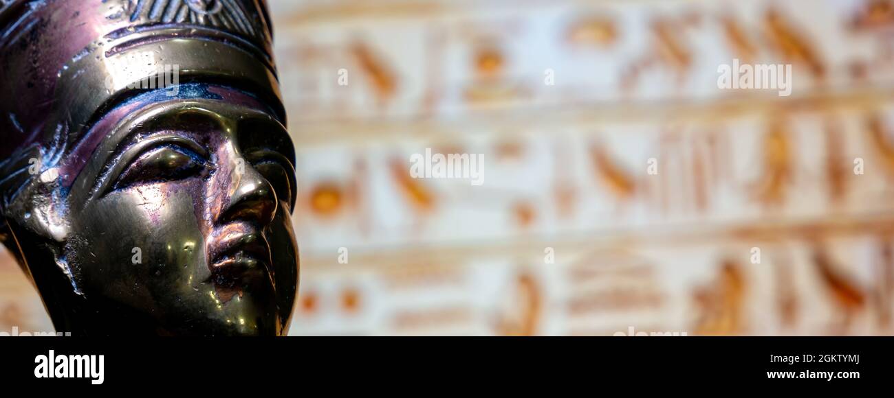 bannière ancienne statue en métal ruiné pharaoh reine égyptienne avec ...