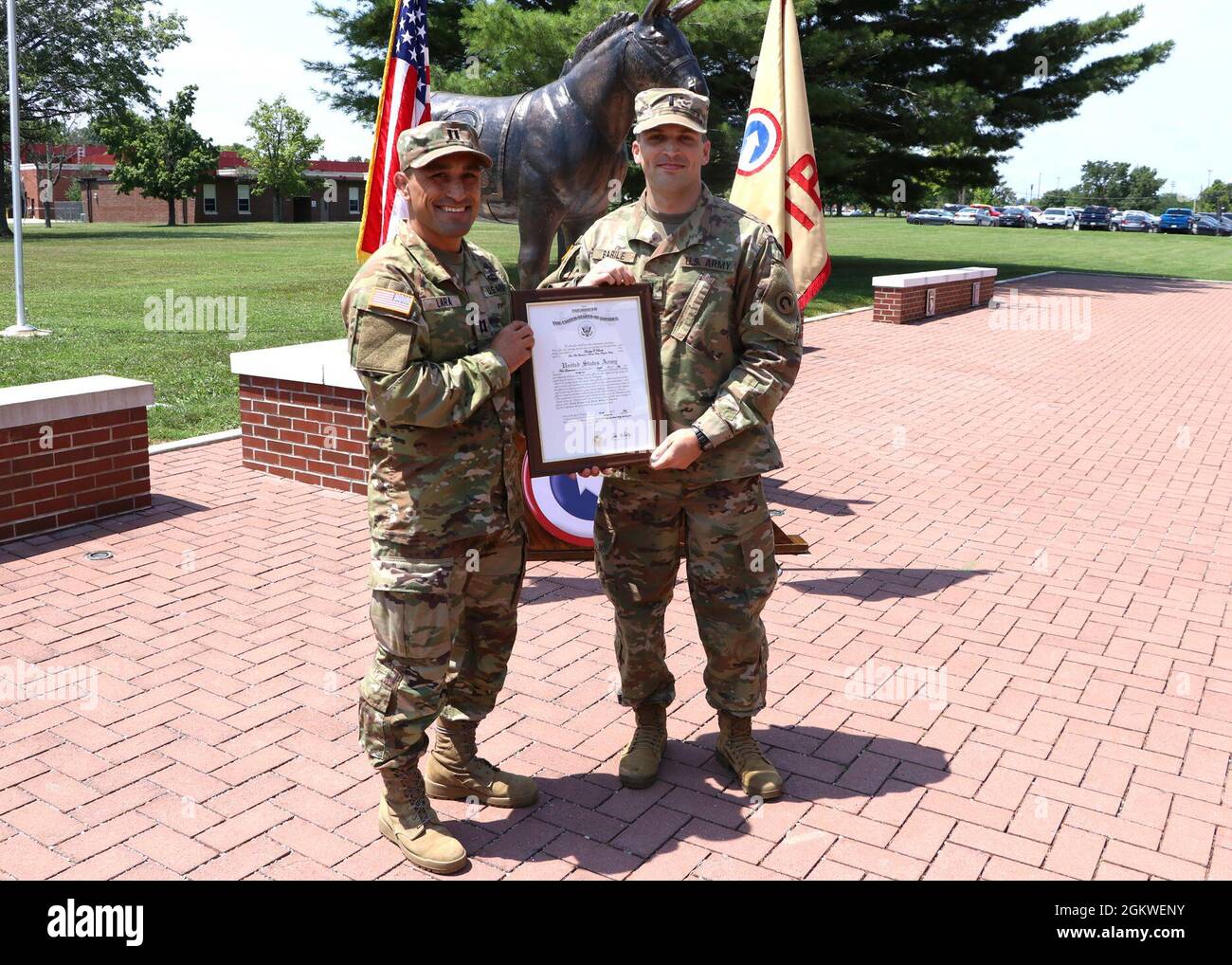 Capt Marco Lara, commandant, Compagnie du quartier général et du ...