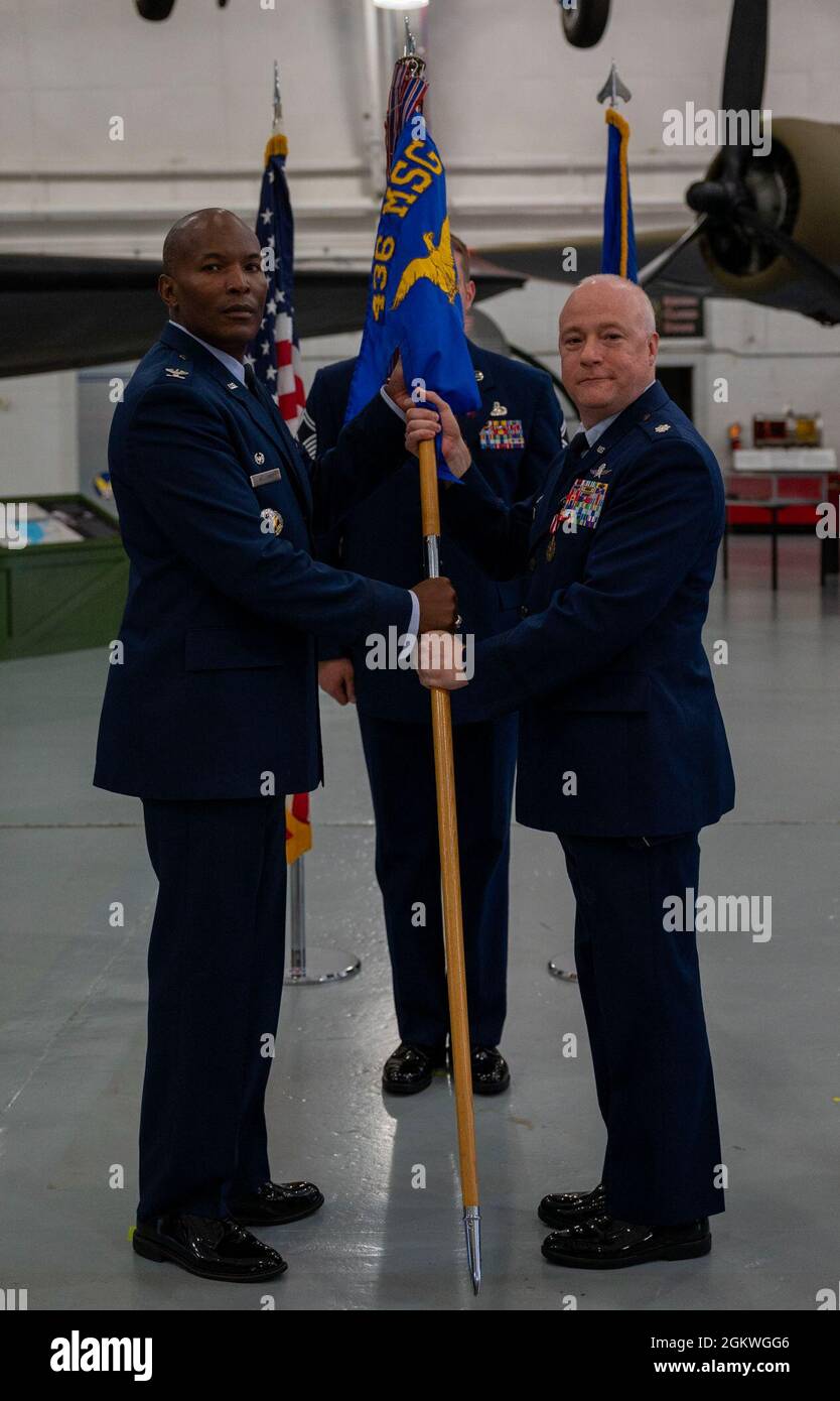 Le colonel Phelemon Williams, à gauche, 436e commandant du Groupe de ...