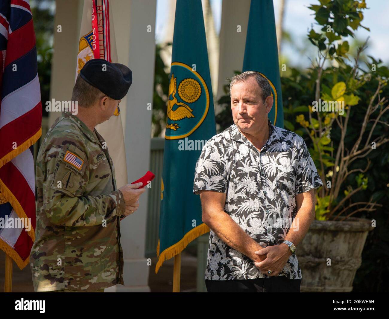 Le général commandant Chris Mohan, commandant du Commandement du ...
