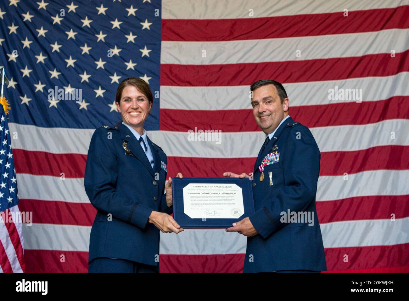 Le colonel Erin Cook présente un certificat d'appréciation du ...