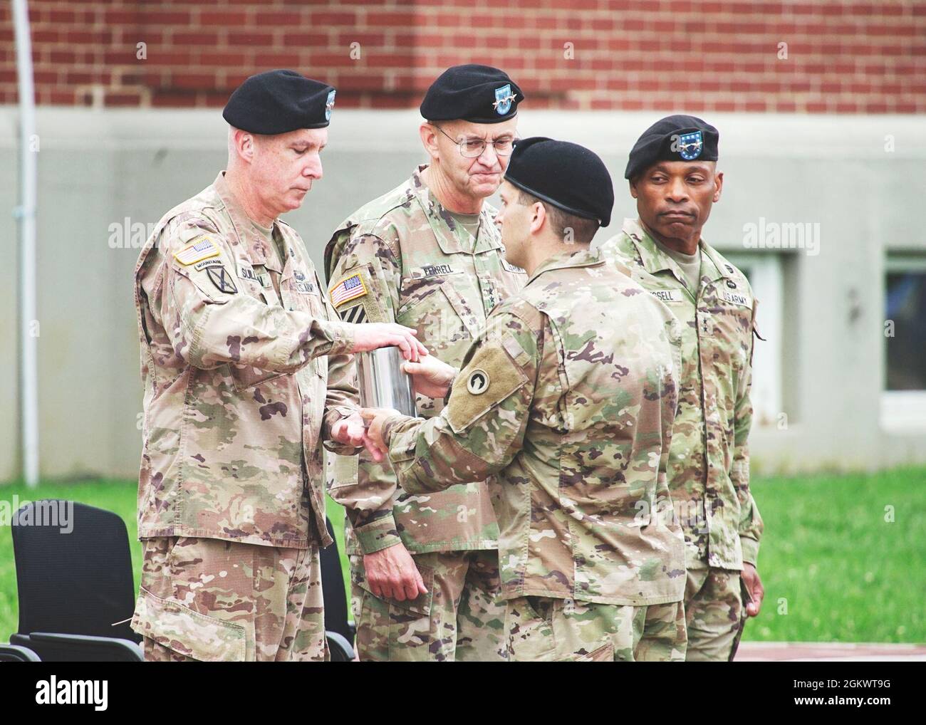 Le premier lieutenant Timothy Barile, officier exécutif, quartier ...