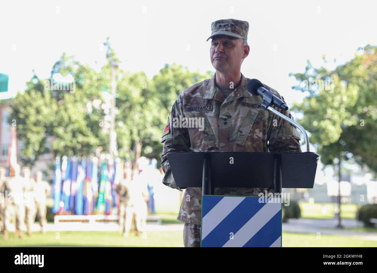 Le général de division Charles Costanza, commandant général de la 3e ...
