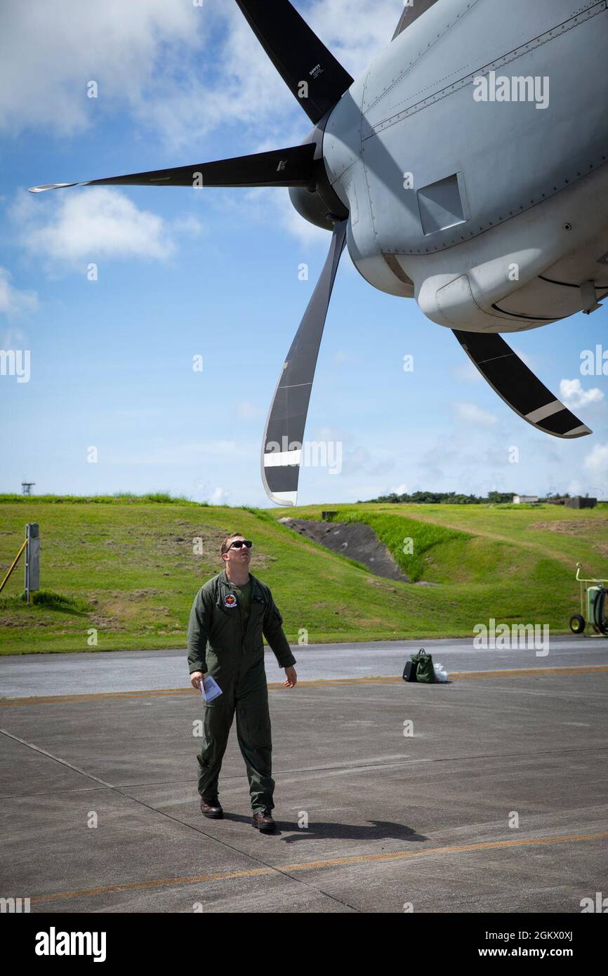 Le capitaine Jacob Haase, un pilote KC-130J du Marine Aerial Refueler ...