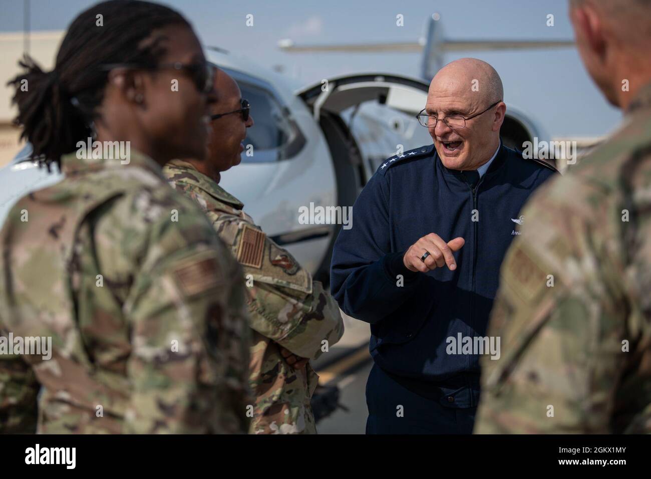 Le général Arnold W. Bunch, Jr., commandant du Commandement du matériel ...