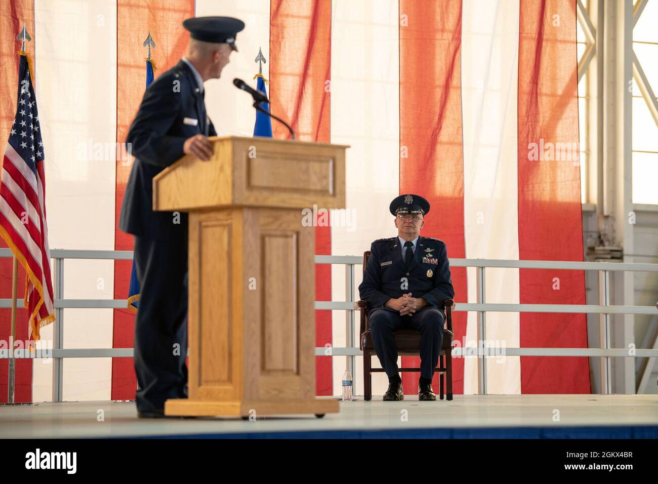 Le major-général Christopher P. Azzano (à gauche), commandant sortant ...