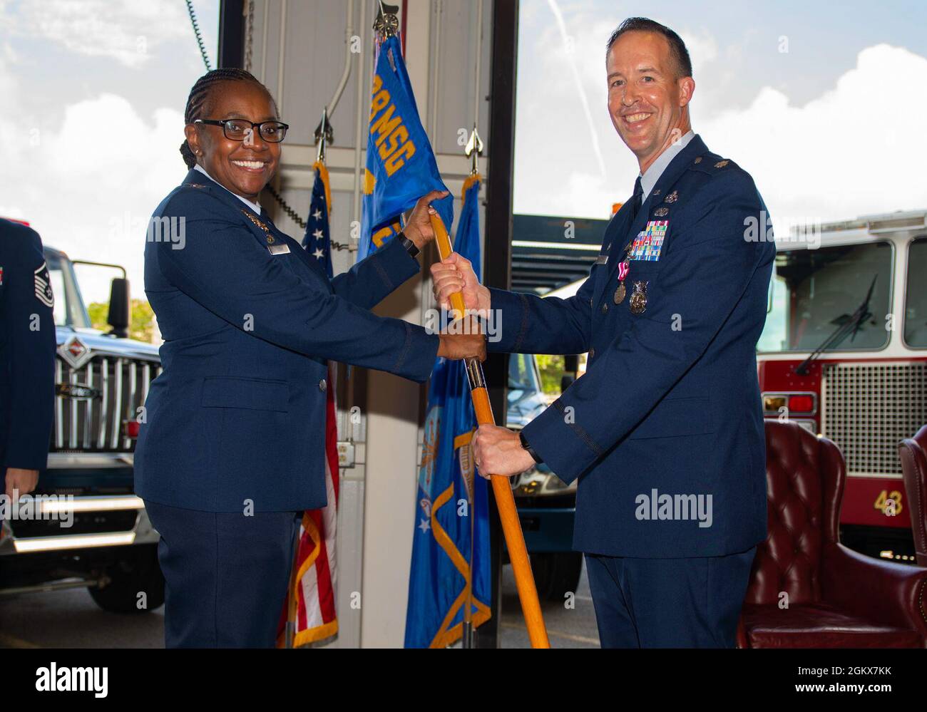 Le lieutenant-colonel Paul Julian, Jr., commandant entrant, prend le ...
