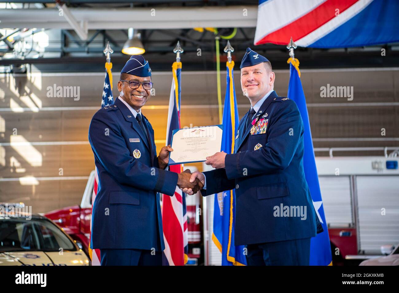 Le général de division Randal Reed de la US Air Force, à gauche ...