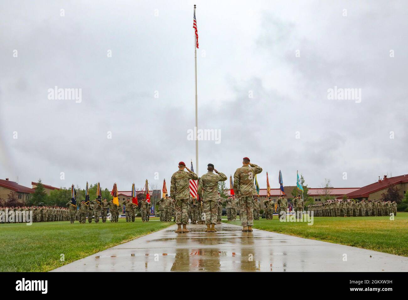 Le major général Brian Eifler, commandant général USARAK (entrant), à ...