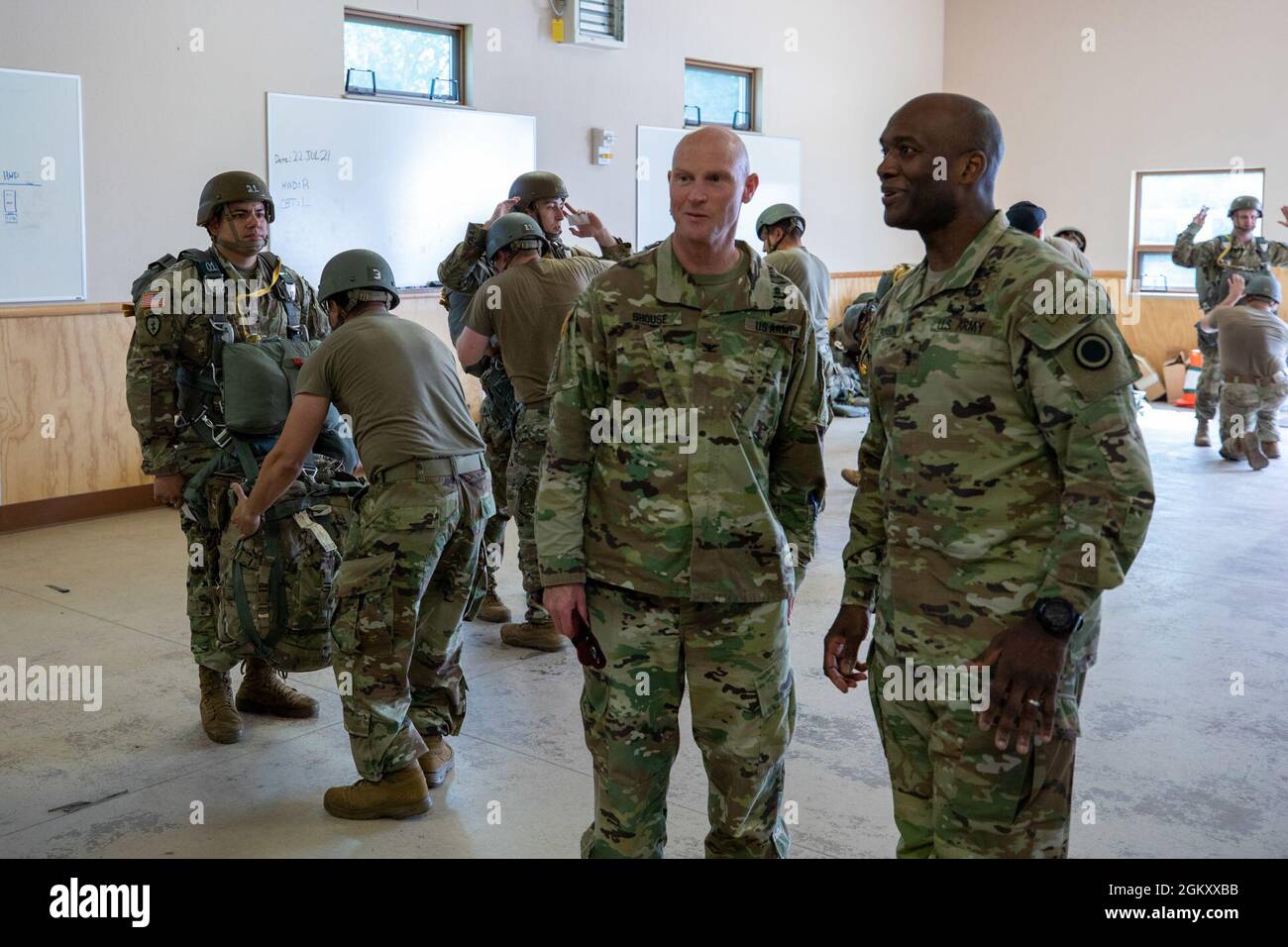 Le colonel Michael “Jody” Shouse (à gauche), commandant de la 4e équipe ...