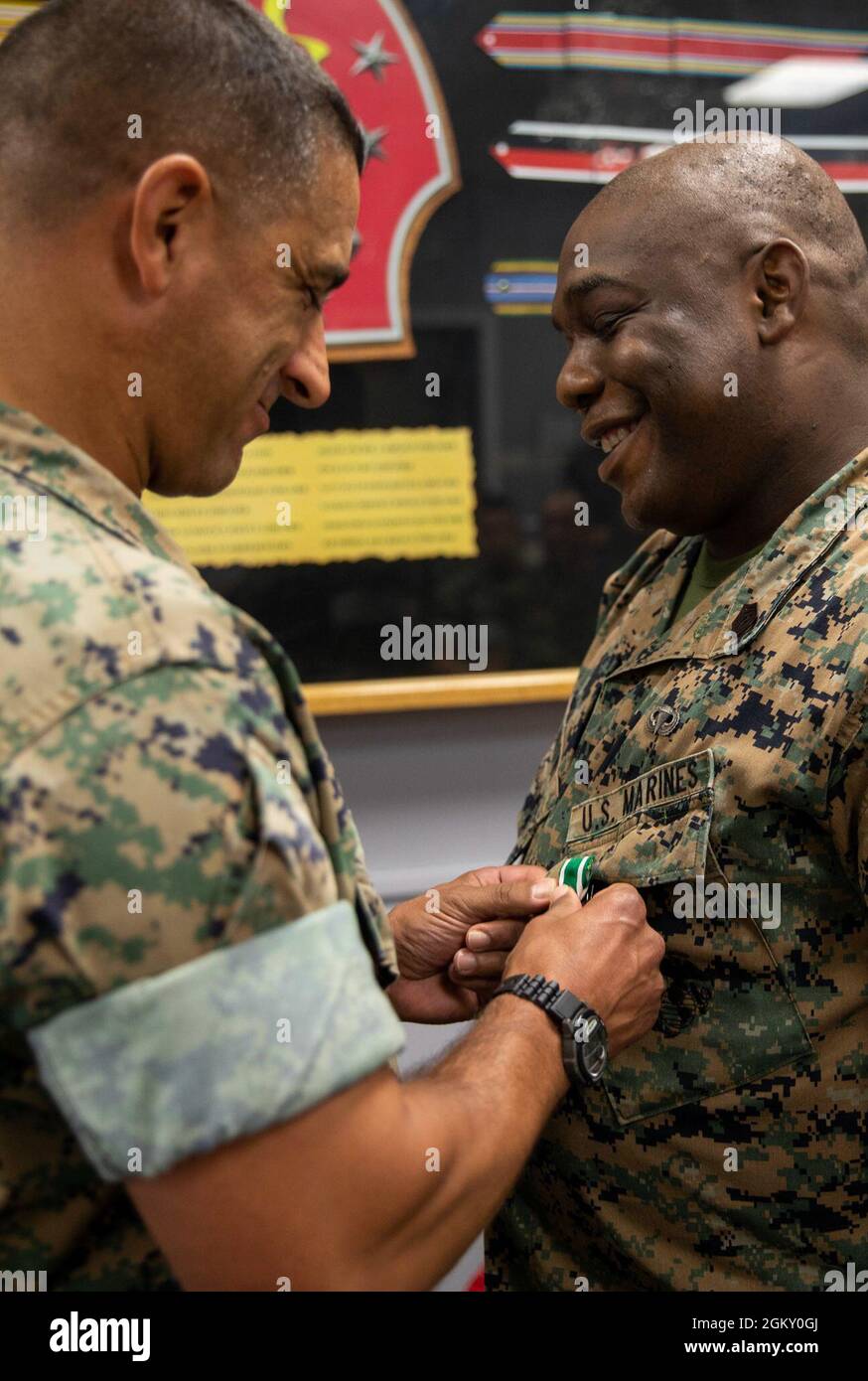 Le colonel Paul Merida, à gauche, le commandant de la 22e unité ...