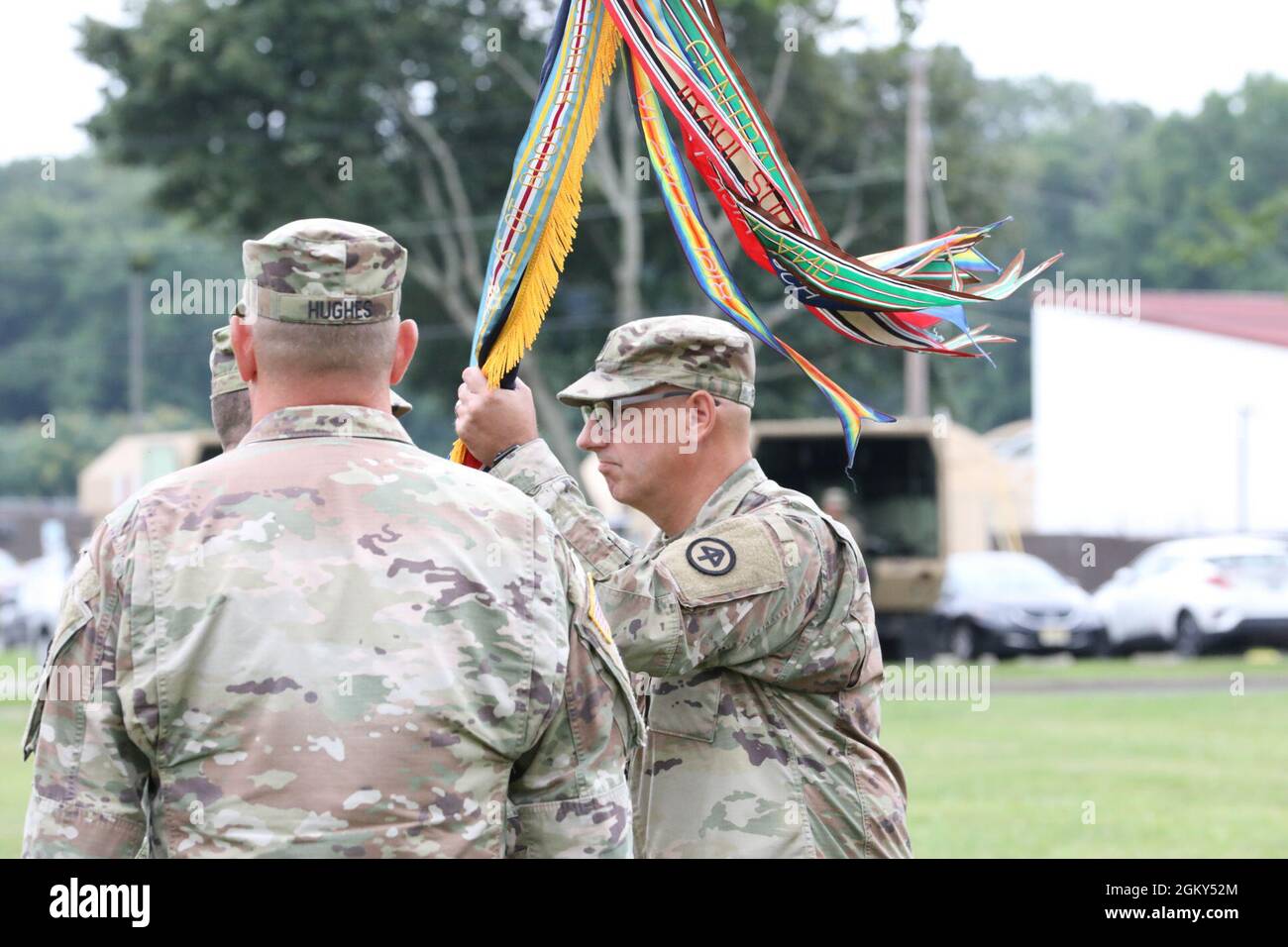 Le colonel Robert W. Hughes de l'armée américaine et le sergent de ...
