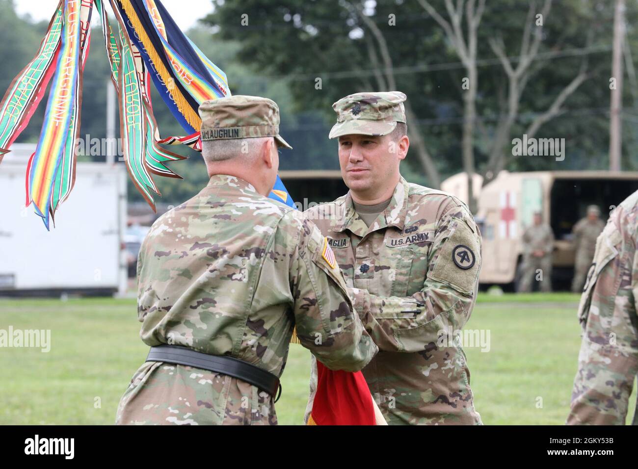 Le colonel Robert W. Hughes de l'armée américaine et le sergent de ...