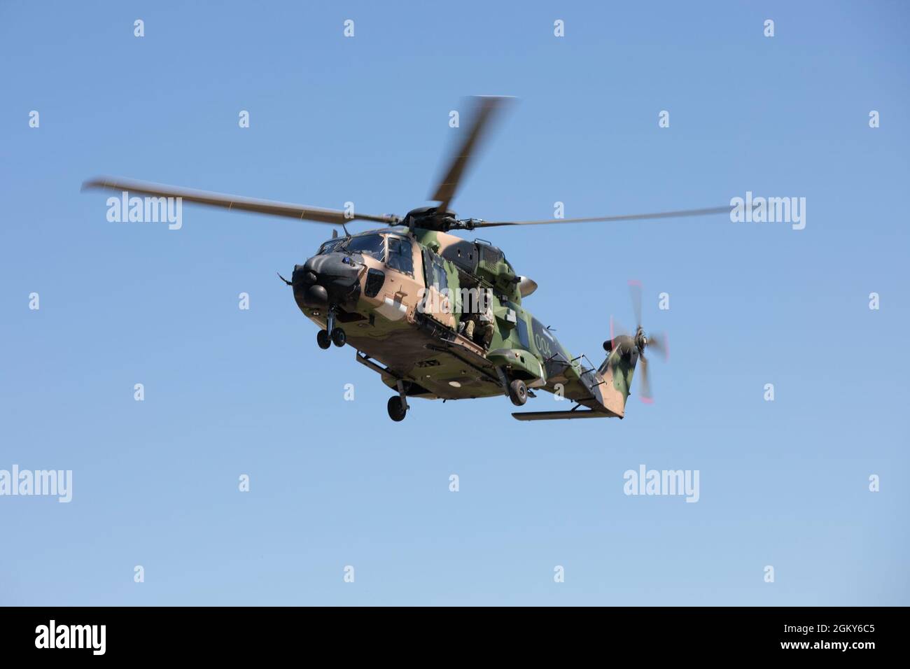 Un hélicoptère de reconnaissance armé de la Force de défense ...