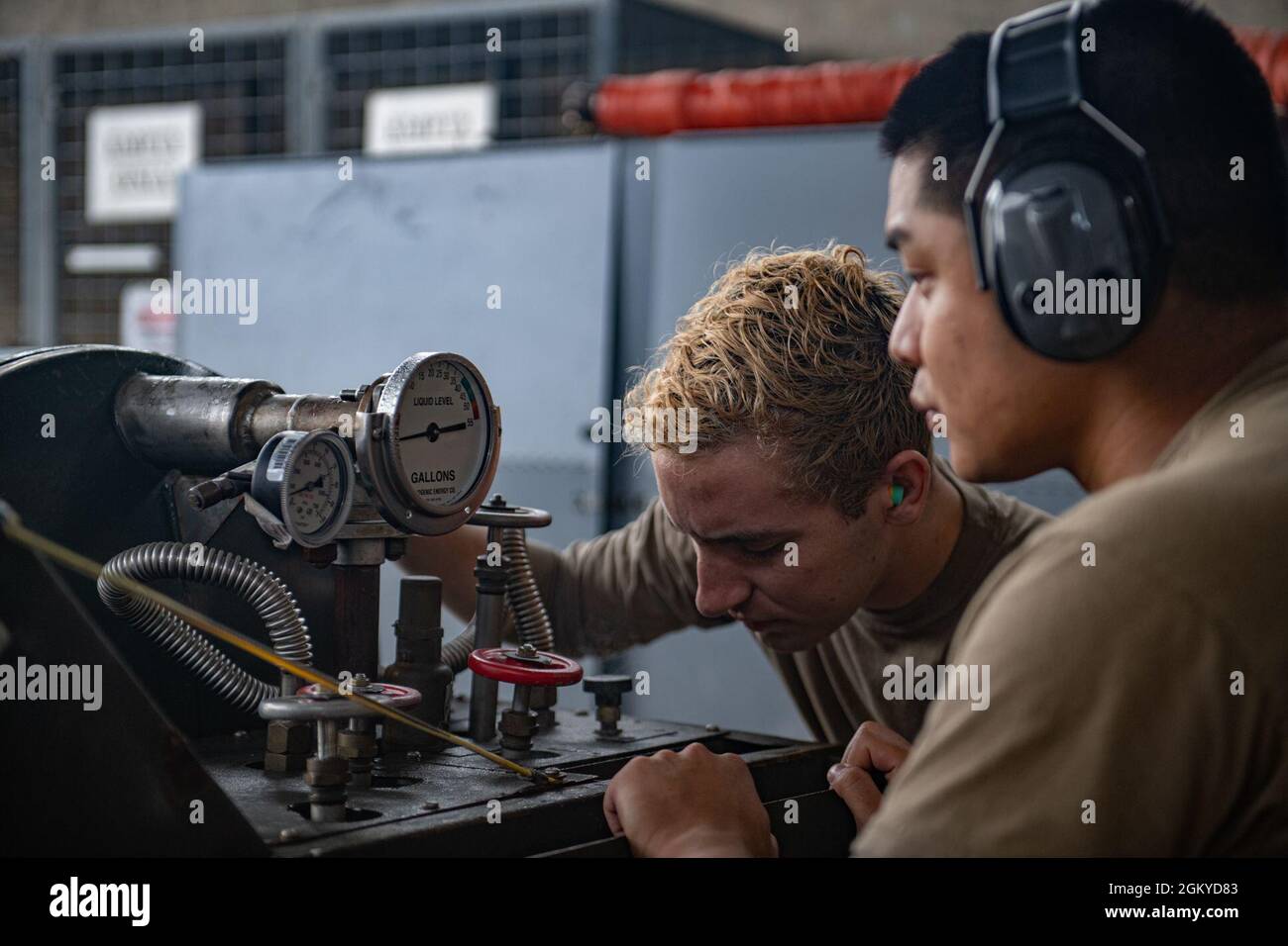 U.S. Air Force Airman 1re classe Zachery Lockwood et Airman 1re classe ...