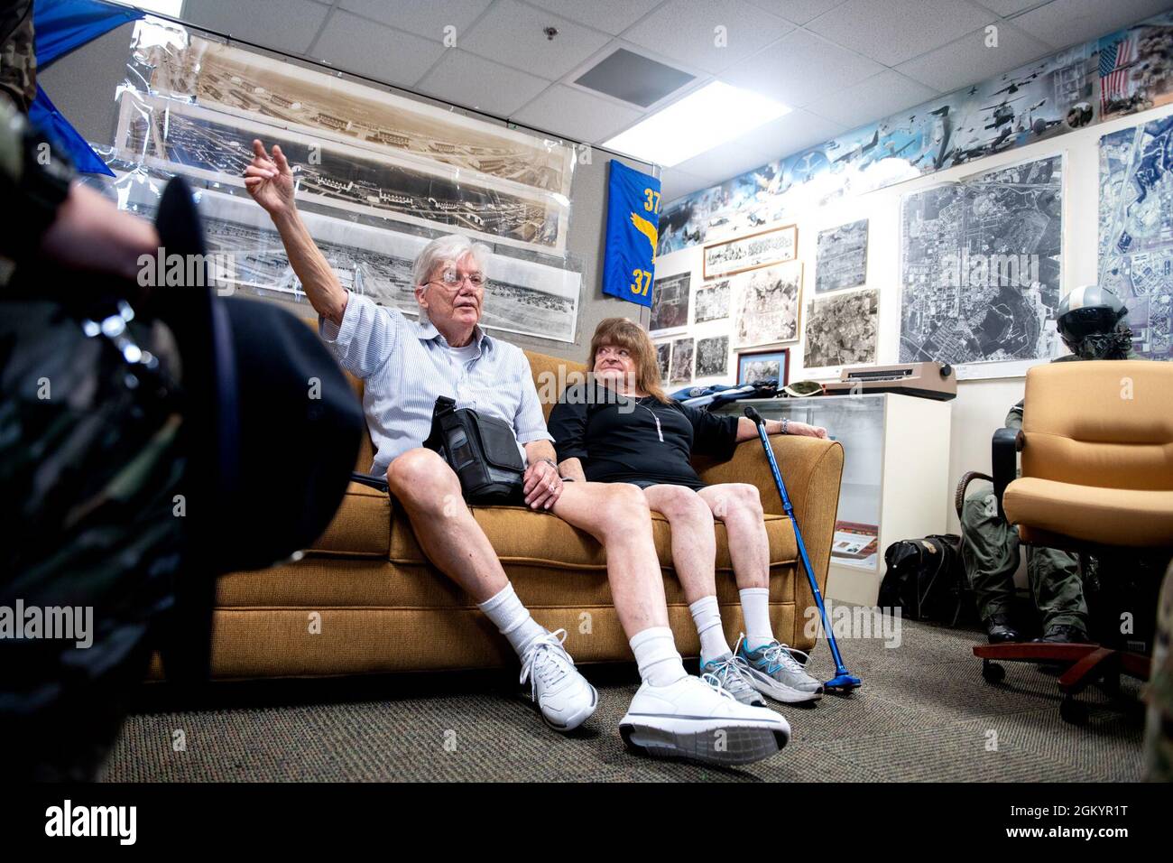 Thomas Coons (au centre), sergent-chef principal, retraité, et son ...