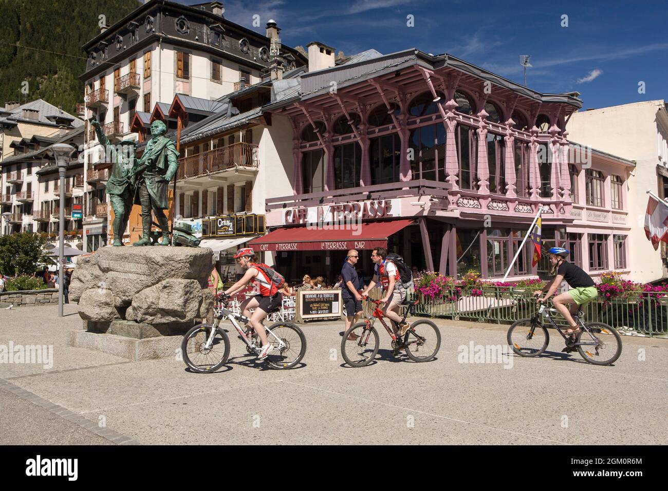 FRANCE HAUTE-SAVOIE (74) CHAMONIX, VTT DANS LA VILLE, LE CAFÉ 'LA ...