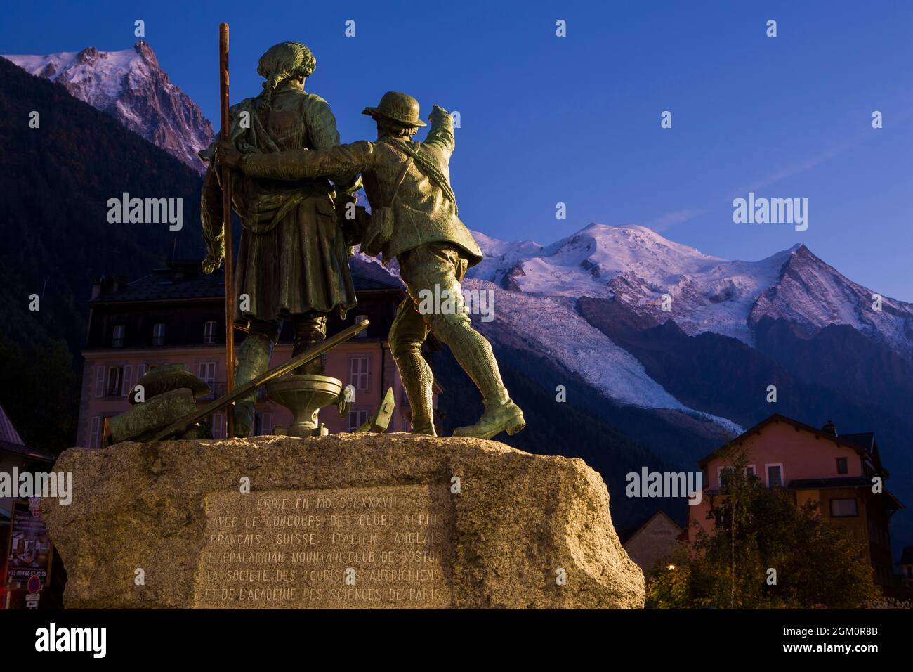 FRANCE HAUTE-SAVOIE (74) CHAMONIX, STATUE DE JACQUES BALMAT MONTRANT LE ...