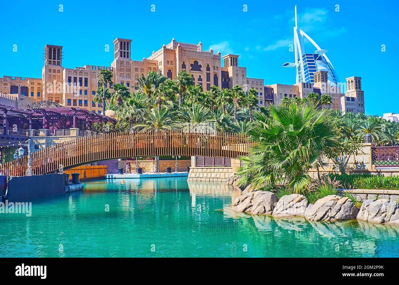 La vue panoramique depuis le canal du marché de Souk Madinat Jumeirah ...