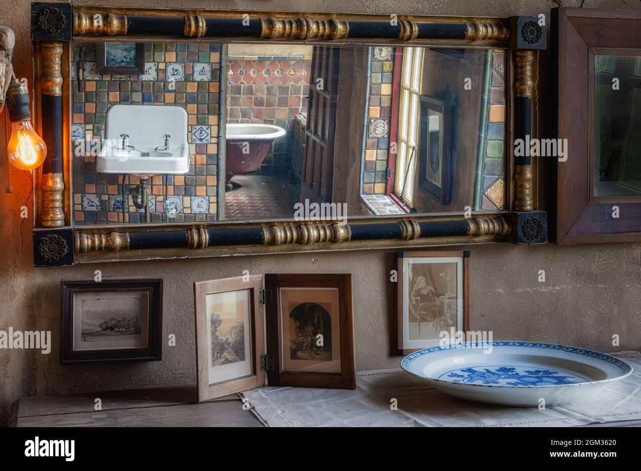 Miroir de château - miroir reflétant la salle de bains de la chambre d ...