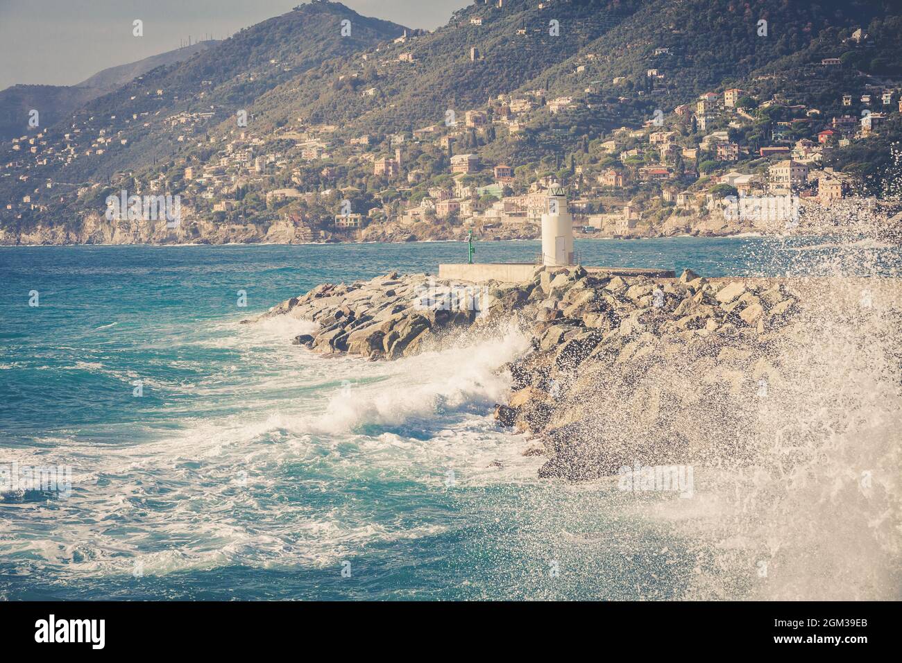 Mer, vagues et phare de Camogli, dans la mer Ligurienne en Italie ...