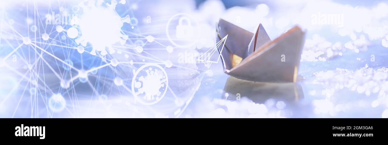 Bateau en papier dans l'eau sur la rue. Le concept au début du ...