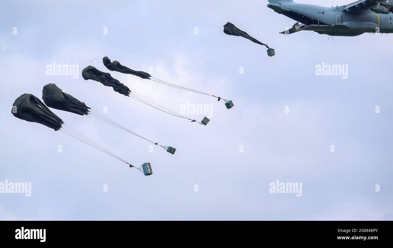 Une ligne de cargaisons de parachutistes descend de ZM401 un Airbus C1 ...
