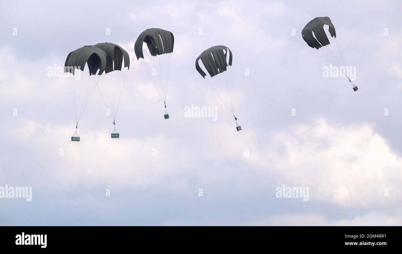 Une ligne de cargaisons de parachutistes descend de ZM401 un Airbus C1 ...