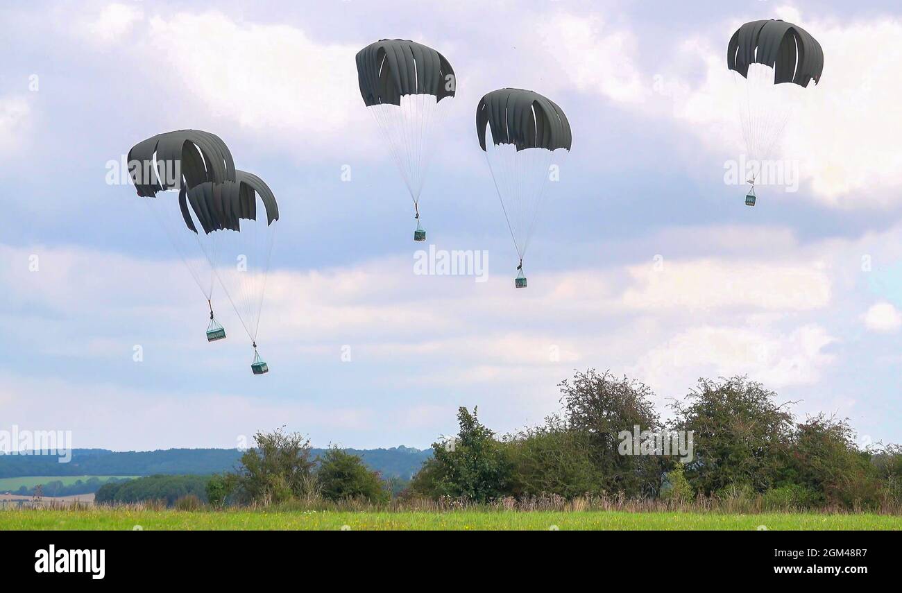 Une ligne de cargaisons de parachutistes descend de ZM401 un Airbus C1 ...