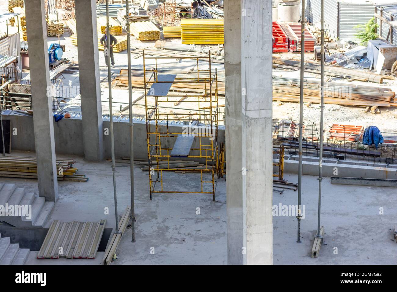 Piliers en béton. Fondations en béton. Chantier. Processus de ...