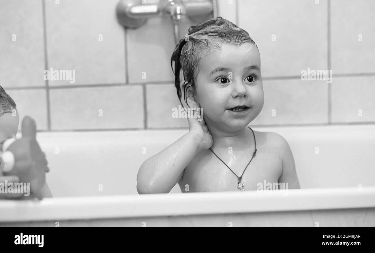 Les Jeunes Enfants Prendre Un Bain Les Enfants Se Les Dans La Salle De