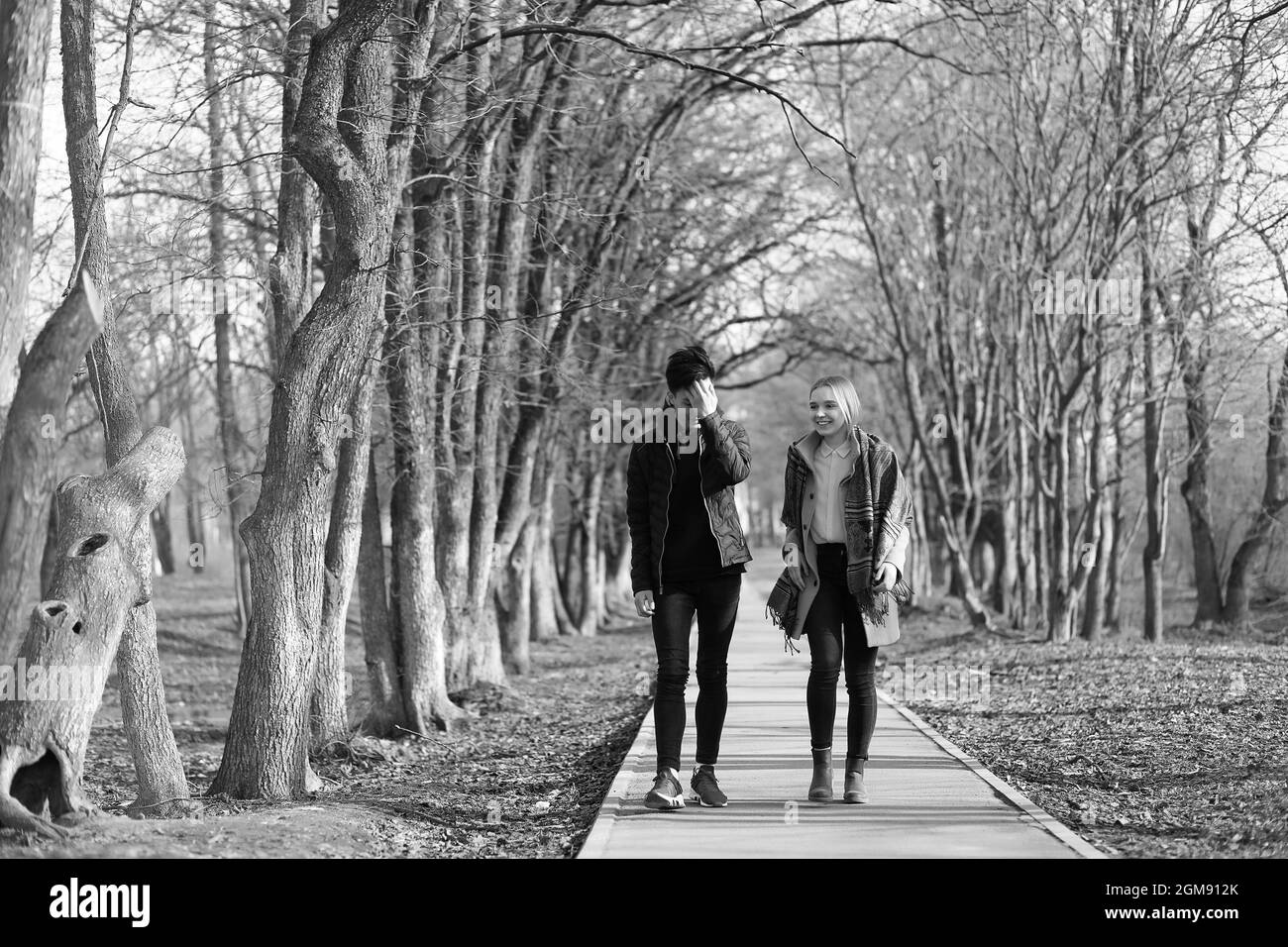Fille Assise Dans Un Arbre Banque Dimages Noir Et Blanc Page 2 Alamy