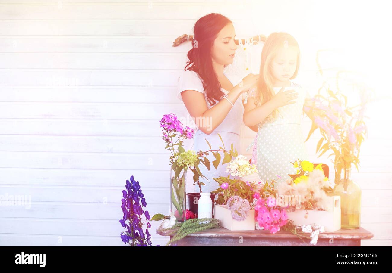 Une jeune fille avec une fille c'est de prendre un bouquet. Une jeune ... Une jeune fille avec une fille c'est de prendre un bouquet. Une jeune ...