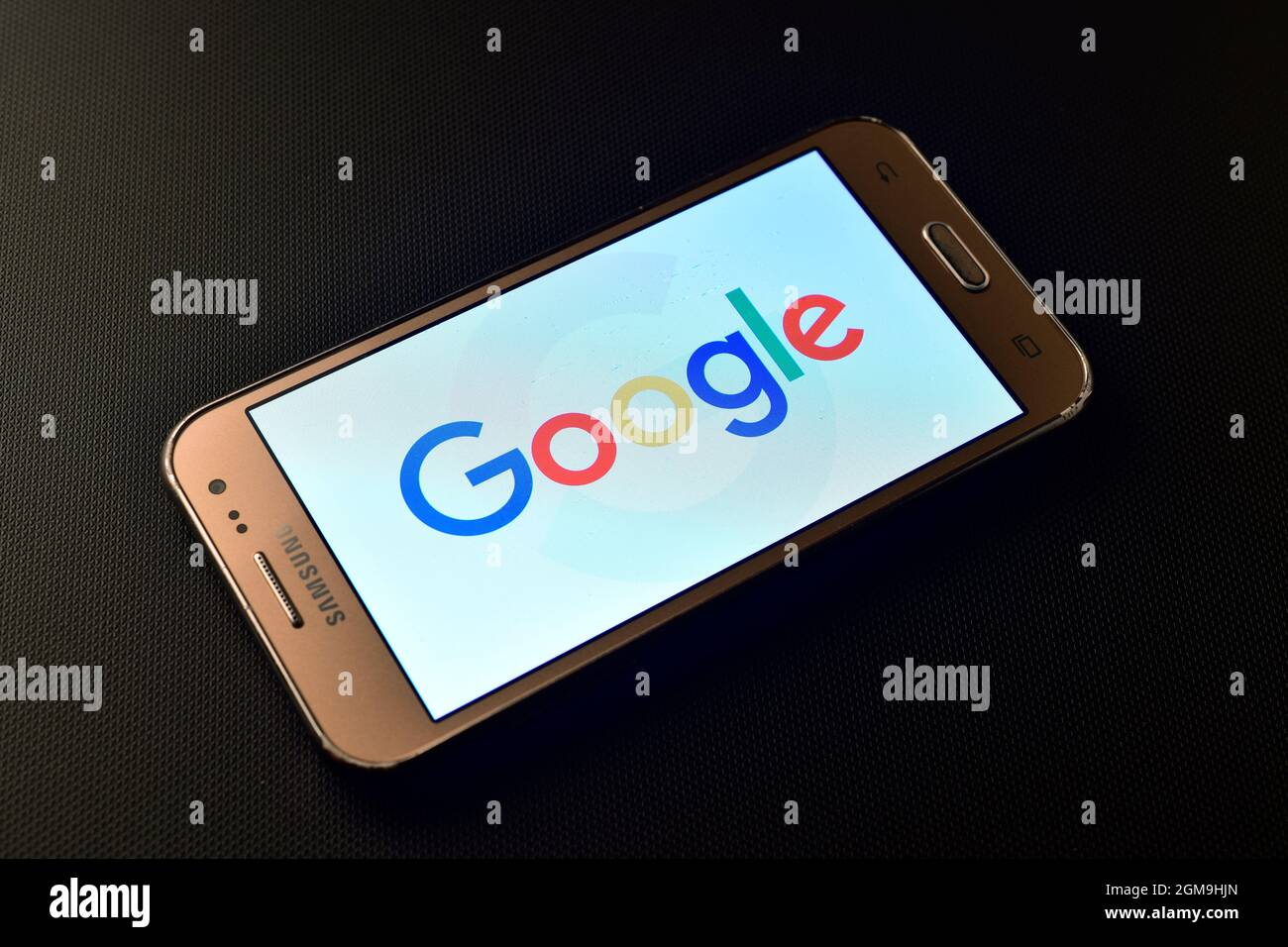 Google sur smartphone Banque de photographies et d’images à haute ...