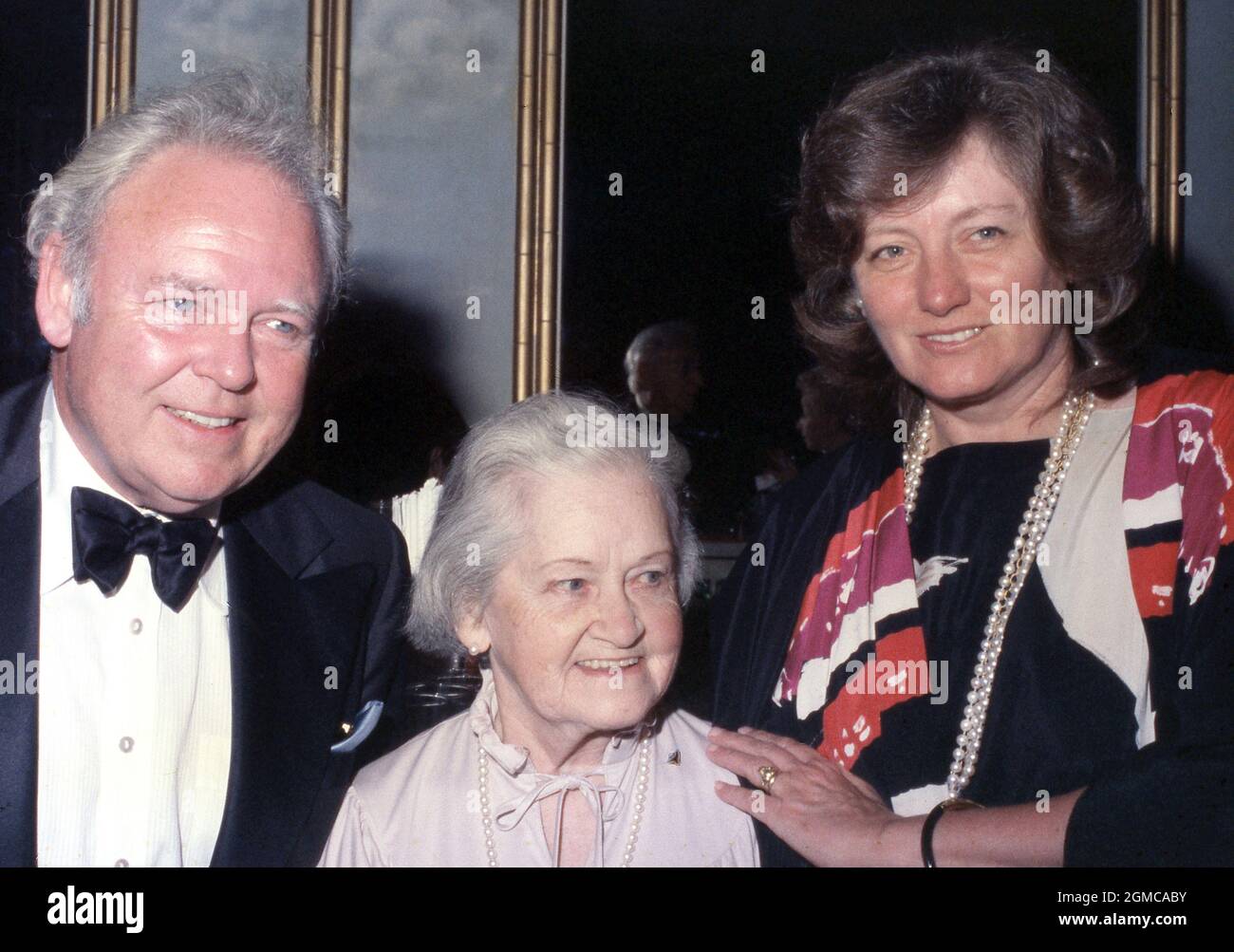 Carroll O'Connor avec sa mère et sa femme Nancy O'Connor Circa des ...