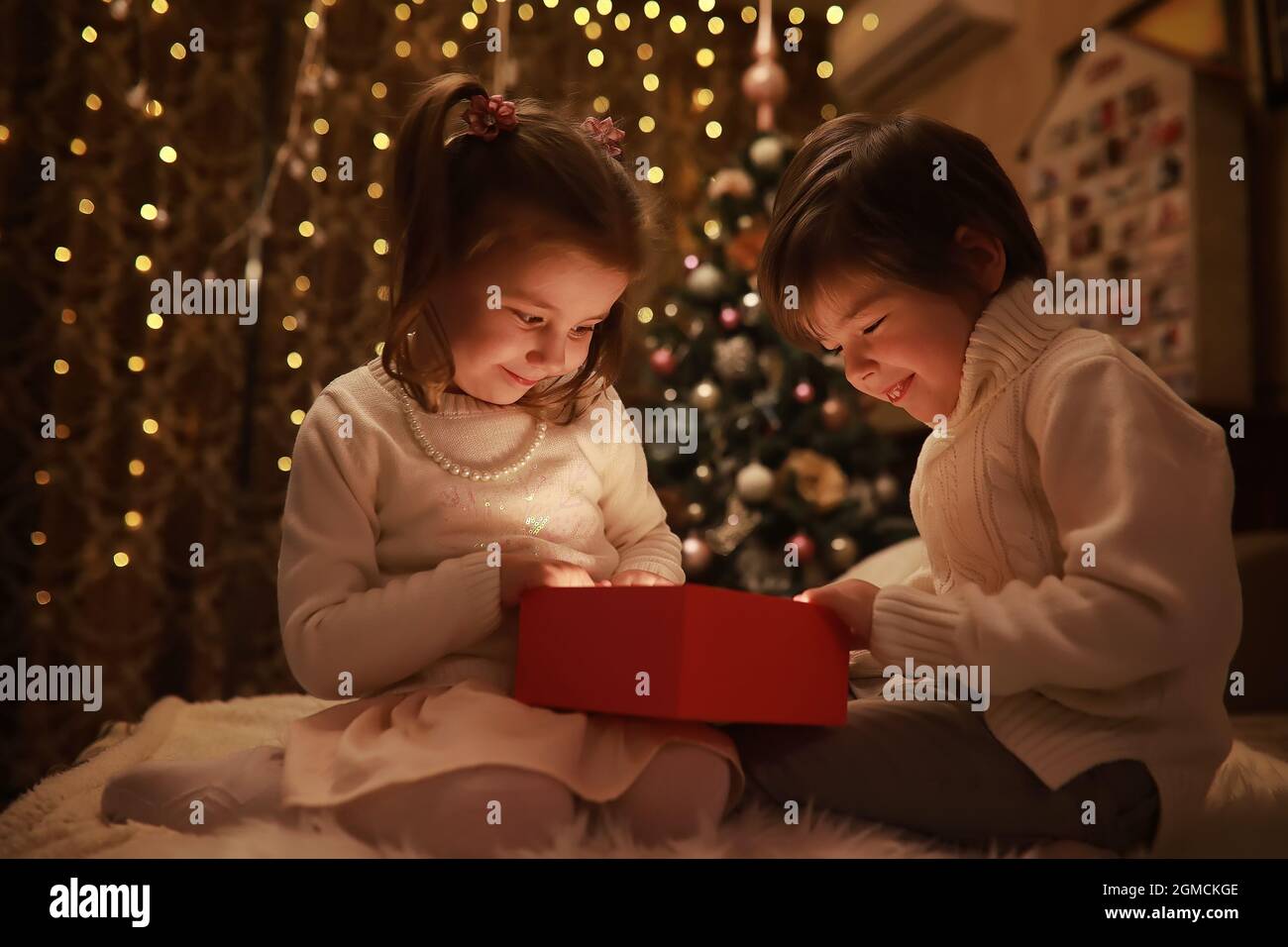 La veille de Noël de la famille au foyer. Enfants Noël ouverture des ...