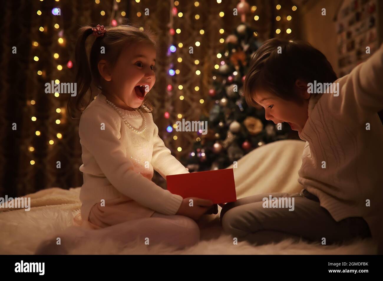 La veille de Noël de la famille au foyer. Enfants Noël ouverture des ...