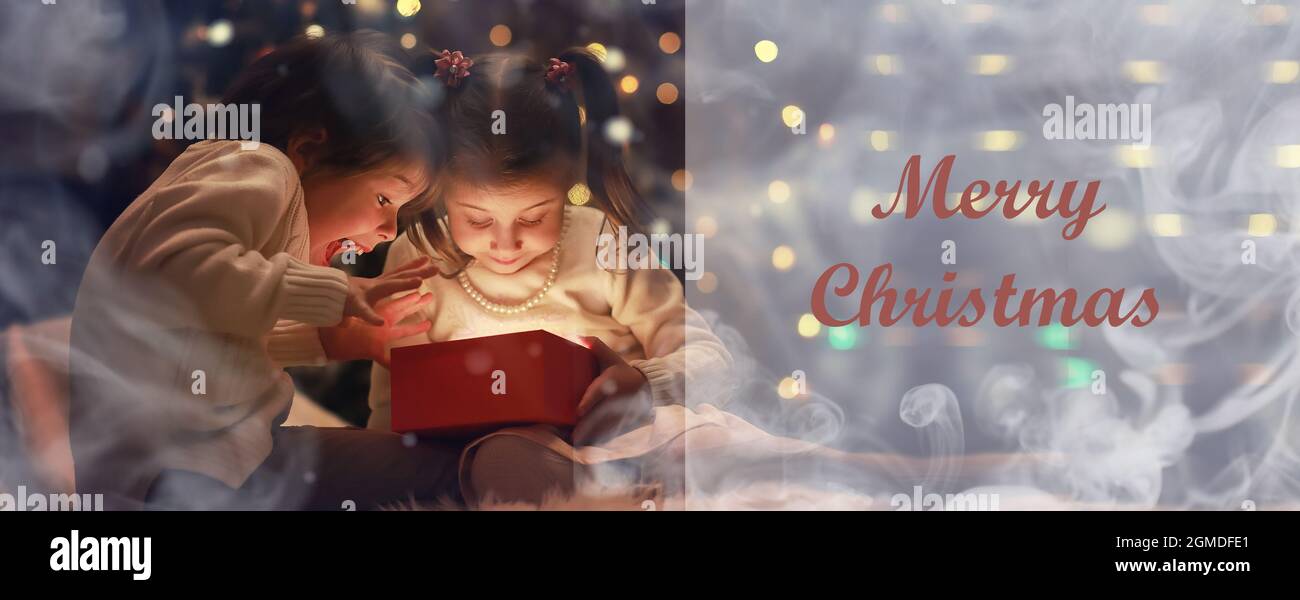 La veille de Noël de la famille au foyer. Enfants Noël ouverture des ...