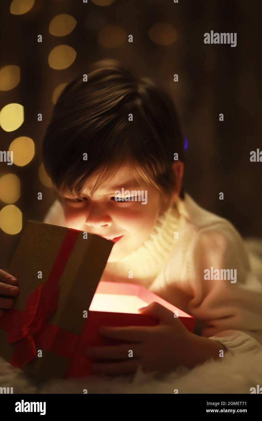 La veille de Noël de la famille au foyer. Enfants Noël ouverture des ...