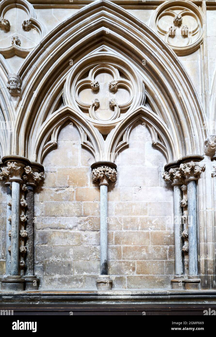 Arche en pierre gothique décorative sur un mur à la cathédrale ...