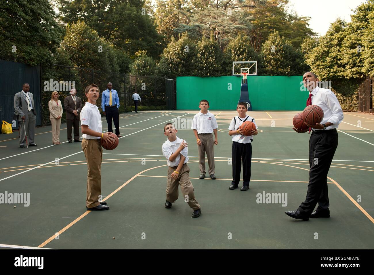Le président Barack Obama tire des paniers sur le terrain de basket ...