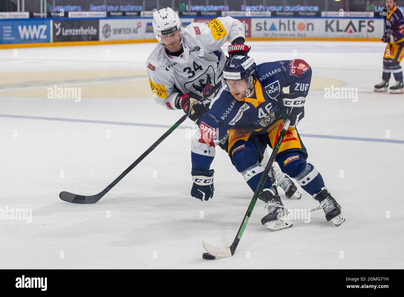 Lino Martschini # 46 (EV Zug) umfahrt # 34 Daniel Brodin (Friborg ...