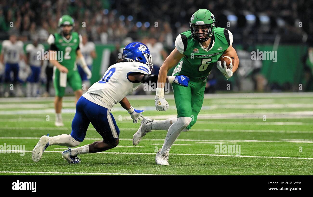 Jake Richter (5), grand receveur de Fighting Hawks du Dakota du Nord, court après une prise dans ...