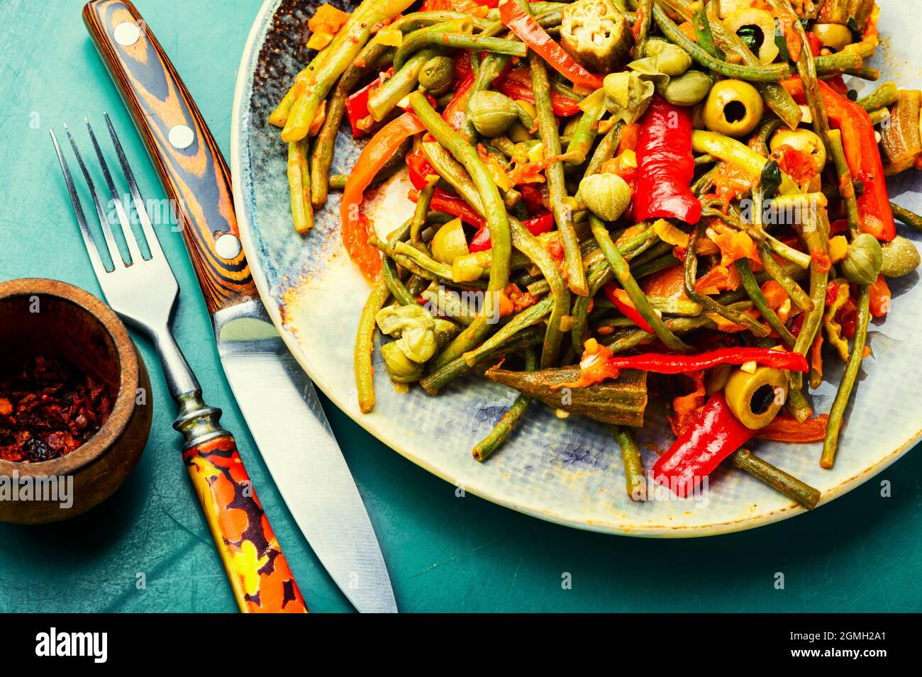 Assiette de légumes cuits avec des épices chaudes. Apéritif au poivre ...