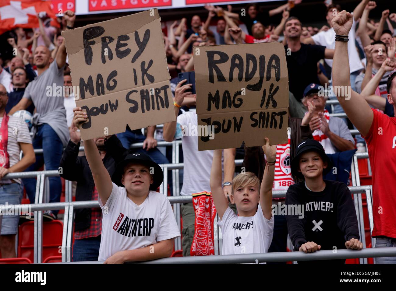 Royal antwerp fc supporters Banque de photographies et d’images à haute ...